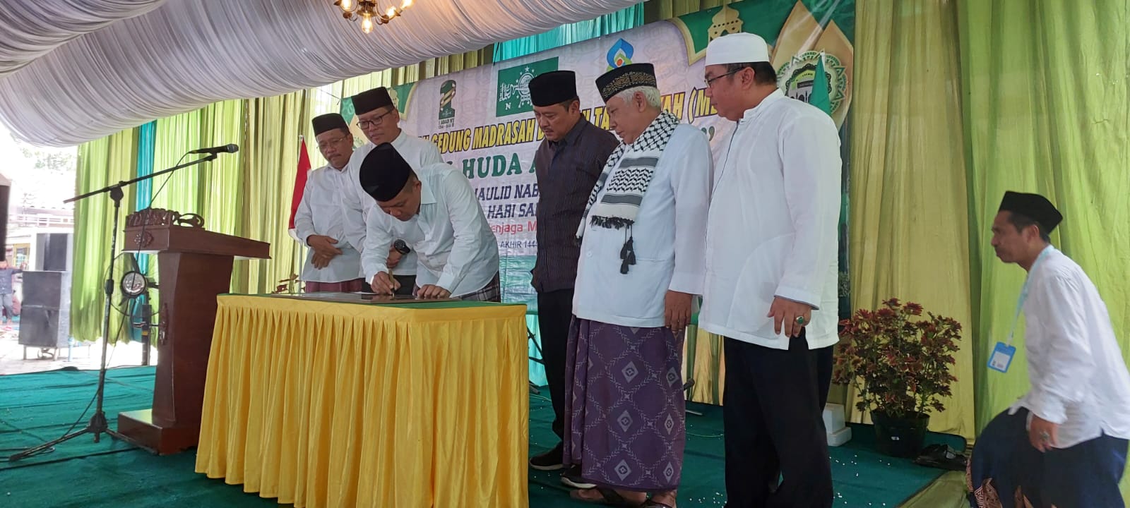 Semarak, Peresmian Madin Dihadiri Bupati hingga Jenderal - NU Online ...